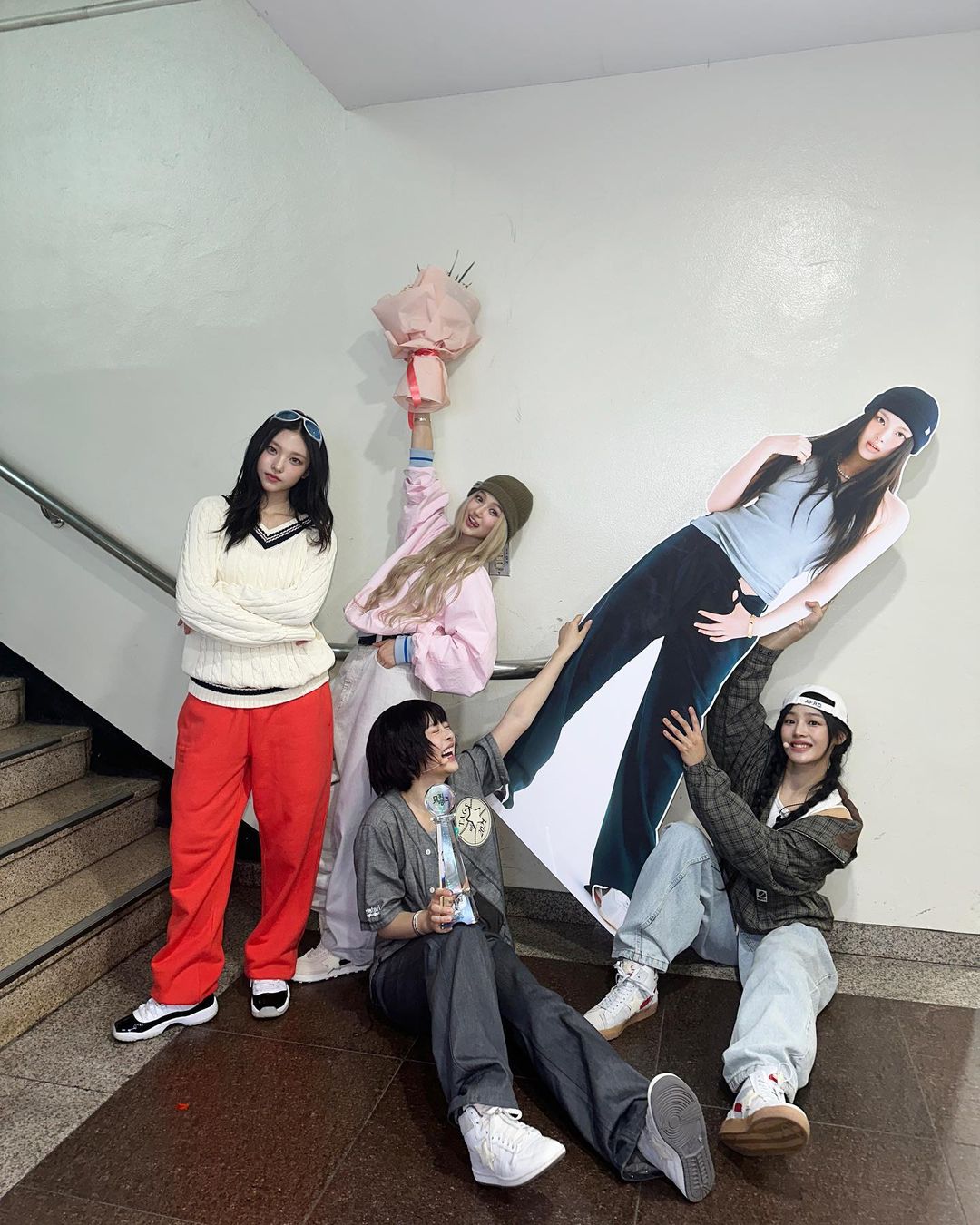 더쿠 - 뉴진스 뮤뱅 계단샷 업데이트