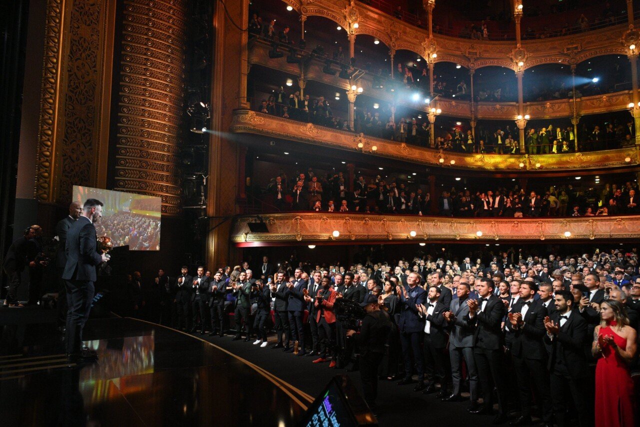 더쿠 - 메시 오늘 시상식 존멋 기립박수짤