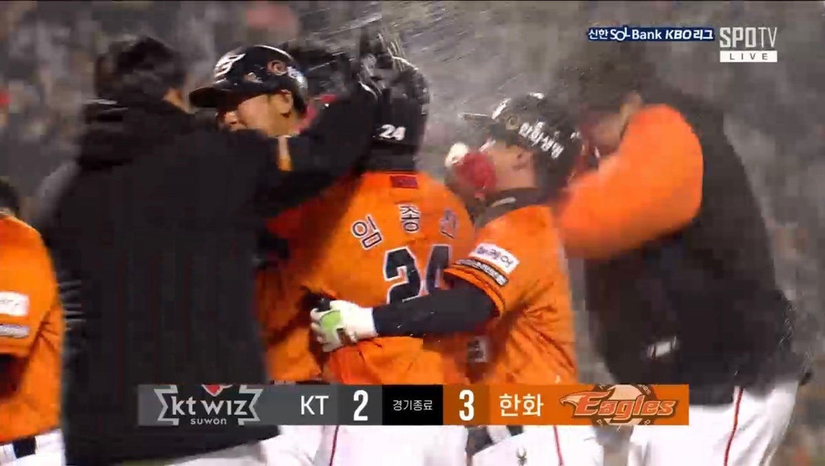 더쿠 - [KBO] 한화이글스 끝내기 순간 (ft. 김승연 회장)