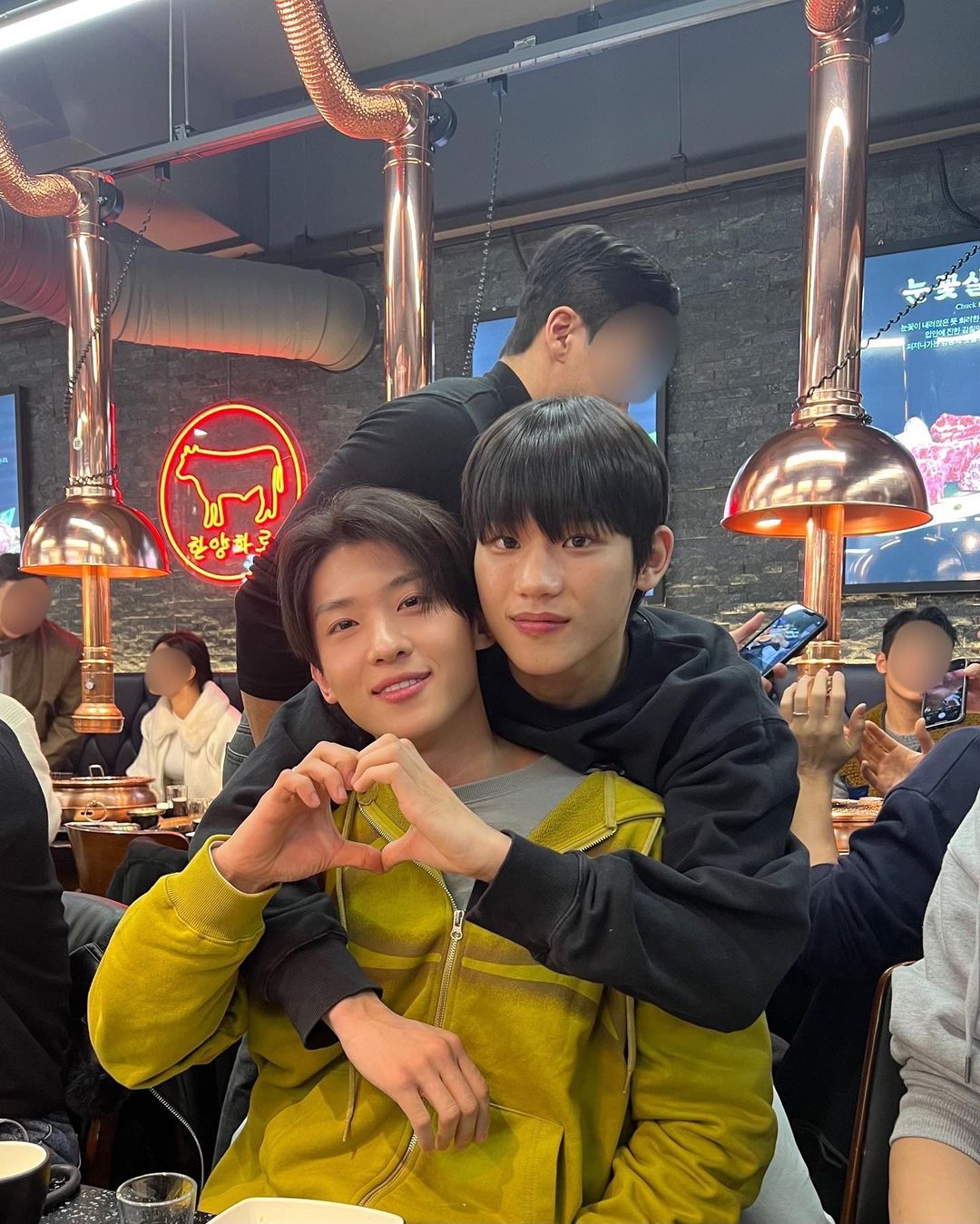 더쿠 대학체전 용인대 조현재가 회식때 찍은 코치 사진들 올림