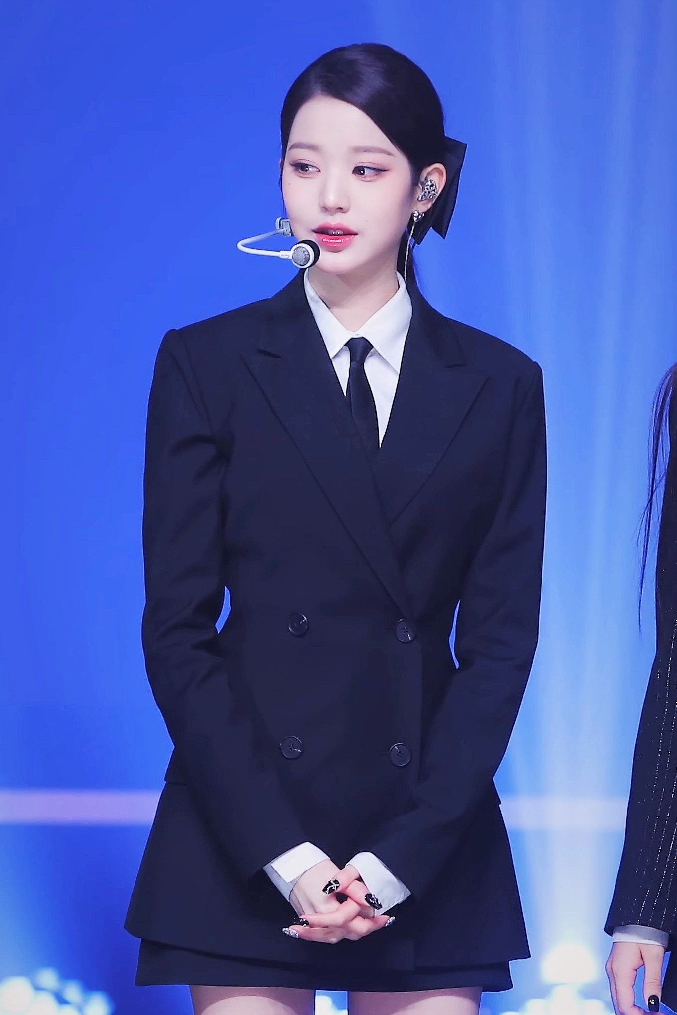 더쿠 - 장원영 비슷한 착장 다른 헤어스타일.jpg