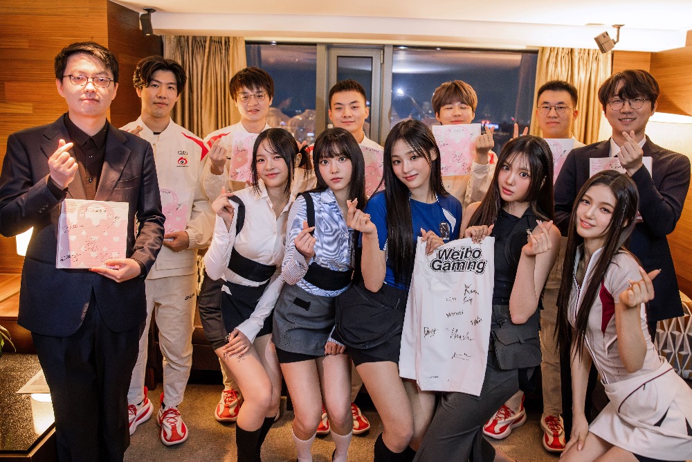 더쿠 - 롤 공계에 올라온 T1 X 뉴진스, WBG X 뉴진스 (feat.성덕)