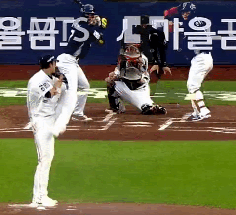 더쿠 - [KBO] 한화 문동주의 패스트볼과 포크볼을 겹쳐보았다.gif