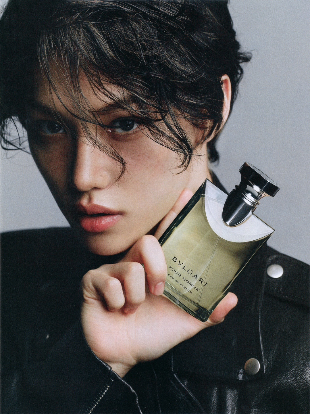 더쿠 - 흑발 금발 2가지 헤어컬러로 향수 화보 찍은 필릭스