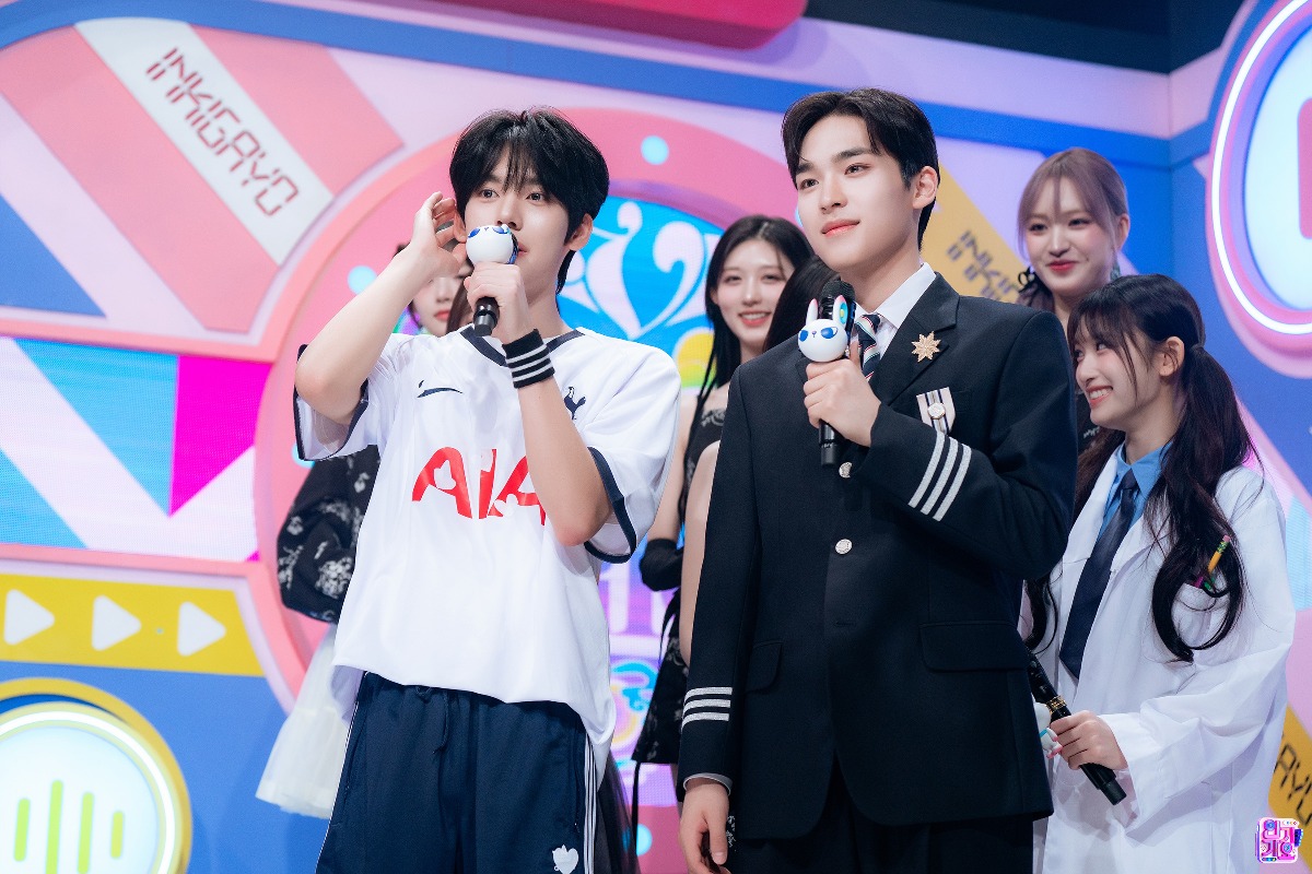 더쿠 - [인기가요 현장포토] 어릴 적 장래희망으로 변신한 3MC! 문성현 X 이서 X 한유진